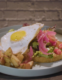 Watch S01 E01 - Breakfast Chef Swap Jamie vs. Jess - Chef Swap at the ...